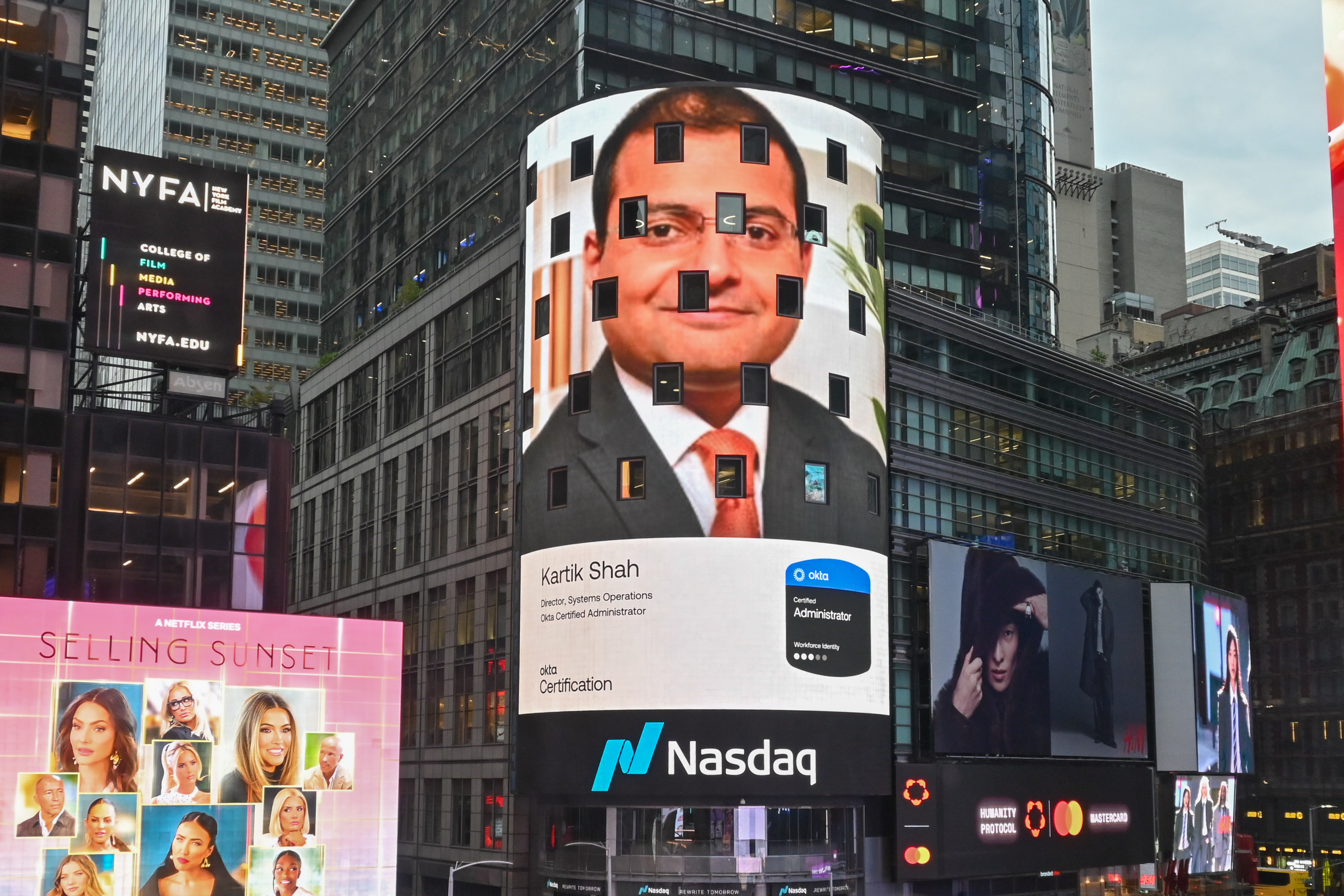 Los miembros del Okta Certification Circle brillan en la Torre Nasdaq ...